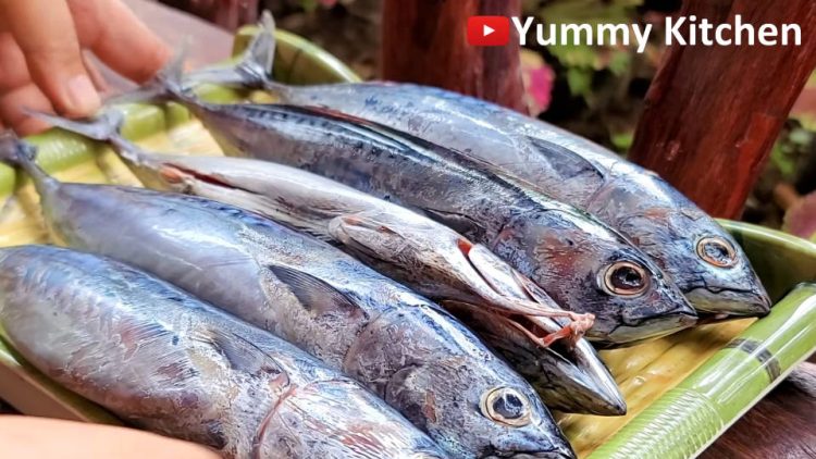 Ginataang Tulingan - Flavorful Filipino Tuna in Coconut Milk - Yummy ...