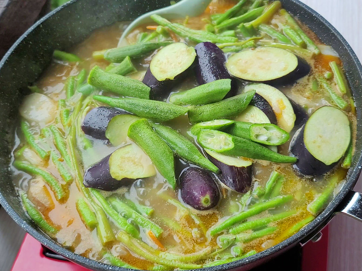 Pork Sinigang with Gabi - Yummy Kitchen