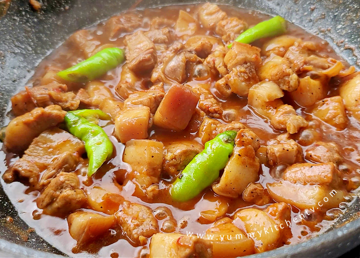 Kinamatisang Baboy (Filipino Pork Soup with Tomatoes) - Yummy Kitchen