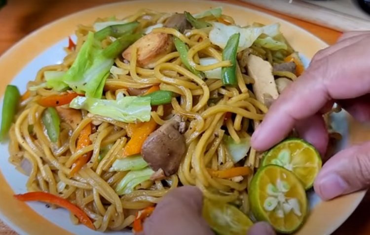 Pancit Canton Guisado | Easy Filipino Stir-Fried Noodles Recipe - Yummy ...