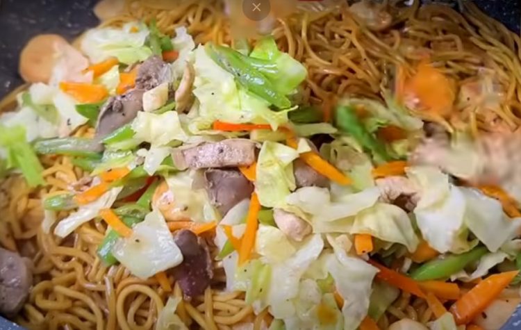 Pancit Canton Guisado | Easy Filipino Stir-Fried Noodles Recipe - Yummy Kitchen