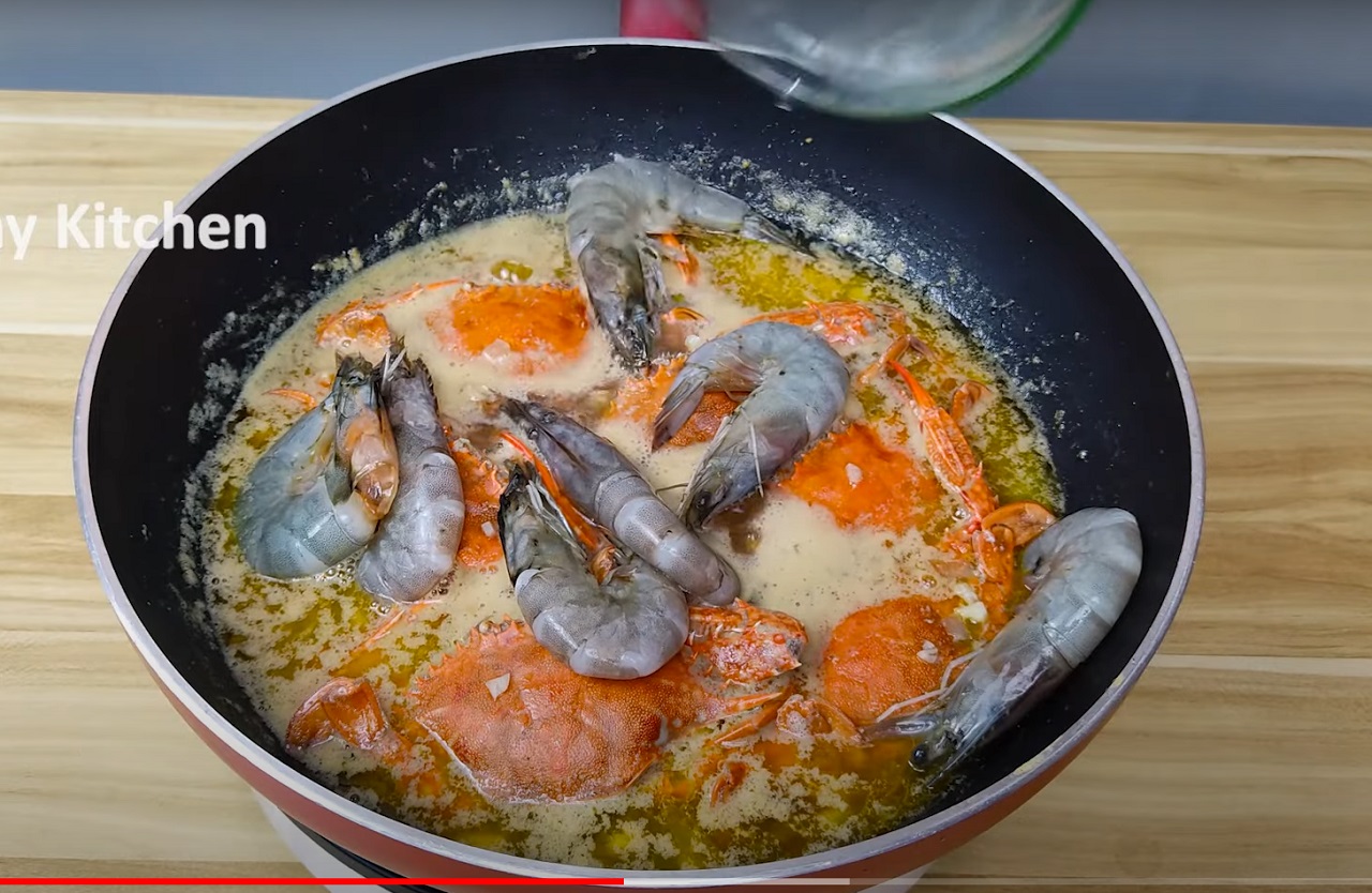 Garlic Butter Crab With Shrimp - Yummy Kitchen
