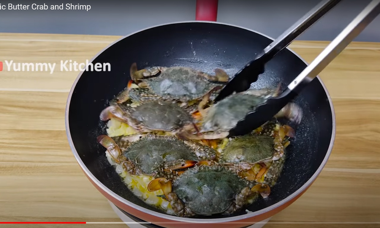 Garlic Butter Crab With Shrimp - Yummy Kitchen