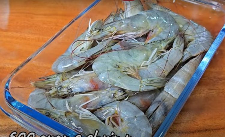 Sinigang Na Hipon - A Sweet and Sour Filipino Shrimp Soup - Yummy Kitchen