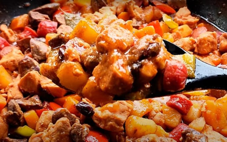Chicken Menudo Recipe - A one pan Filipino-Spanish chicken dish - Yummy ...